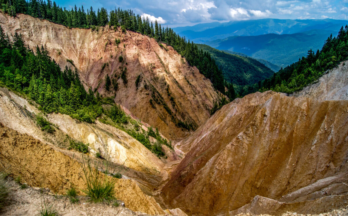 Groapa Ruginoasă - Descoperă Obiectivul Turistic