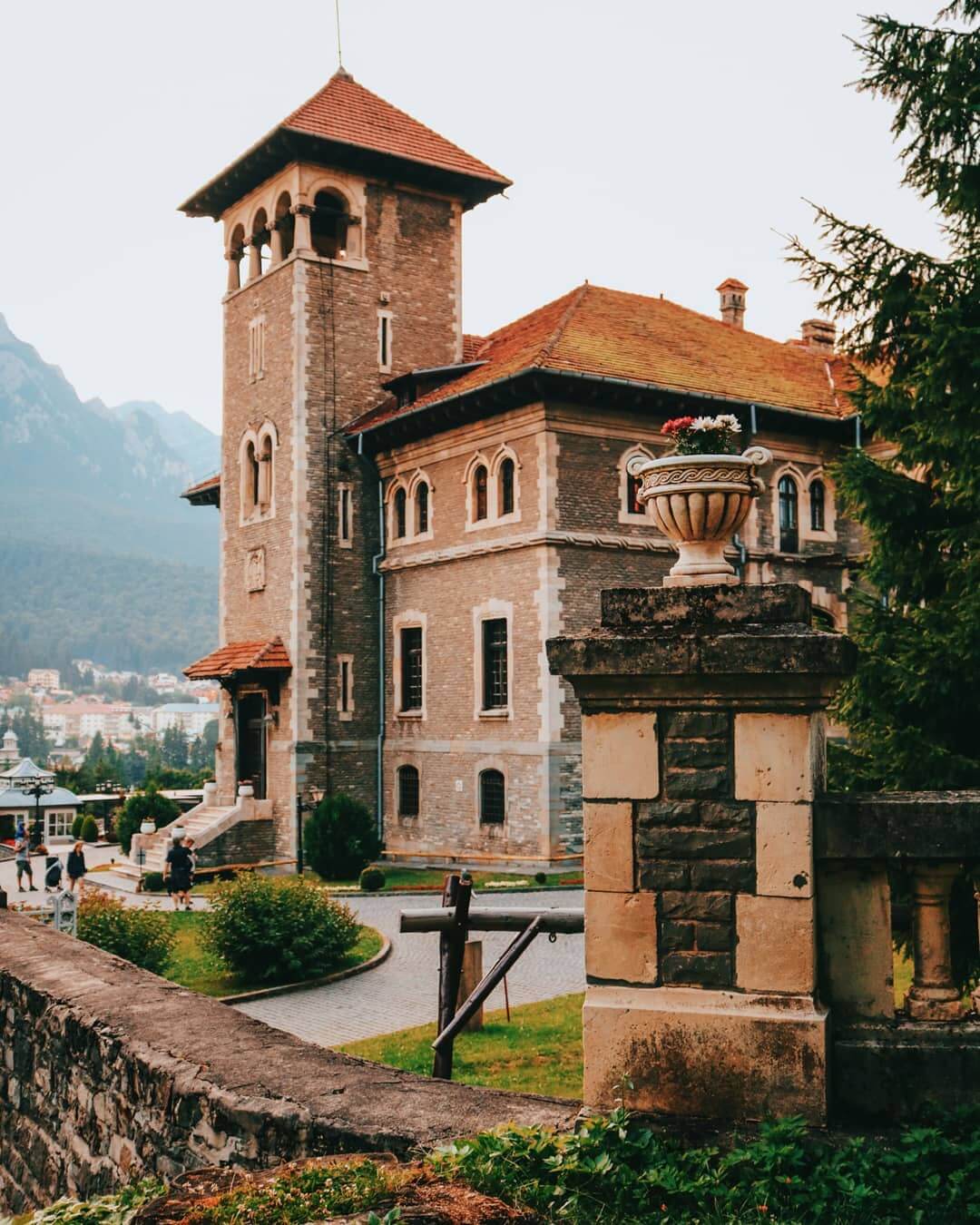 Castelul Cantacuzino - Descoperă Obiectivul Turistic