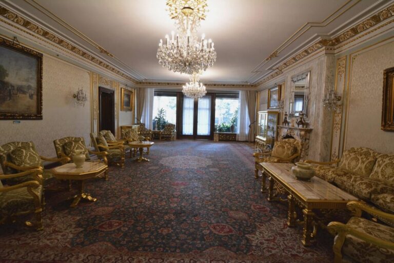 Muzeul Casa Ceaușescu - Descoperă Obiectivul Turistic