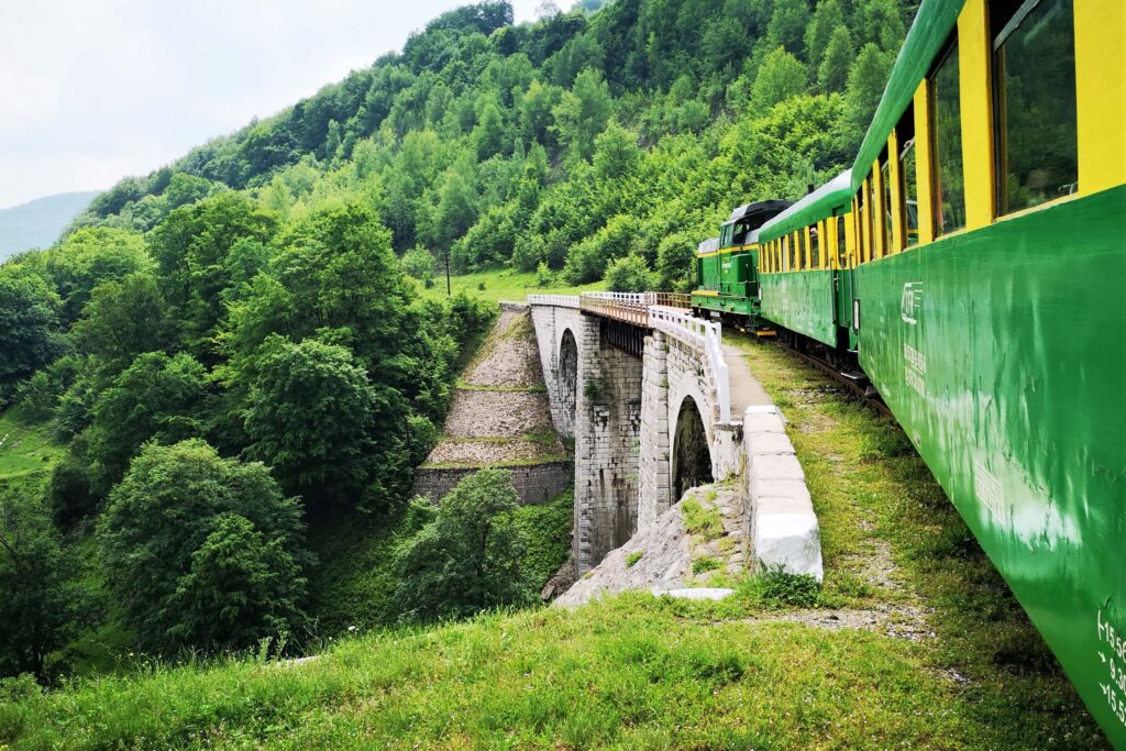 8 Mocănițe Din România Cu Peisaje Pitorești | Fermoar